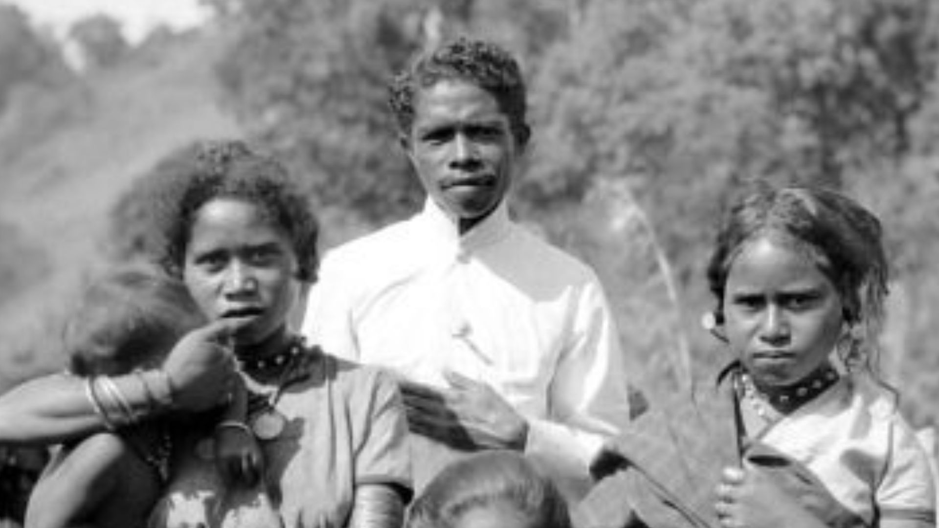 Scientists now believe long-lost “hobbit humans” may be living right ...