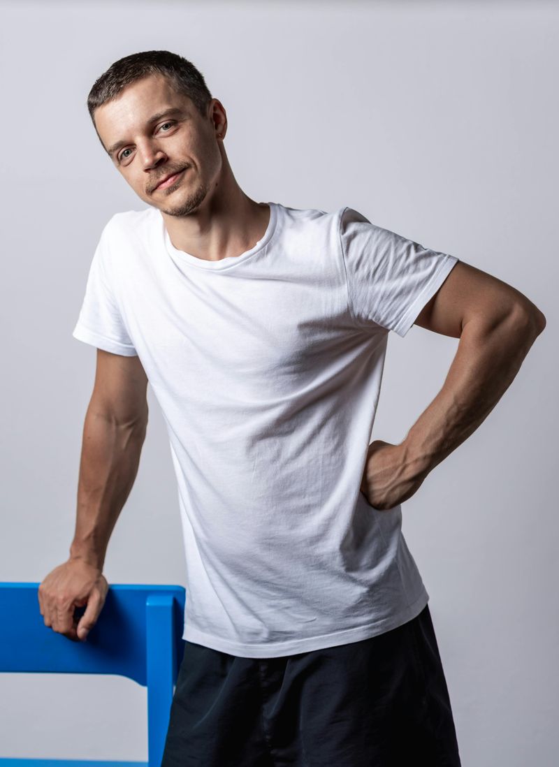 11 Nonverbal Signals Men Use Without Realizing—and What They Really Mean