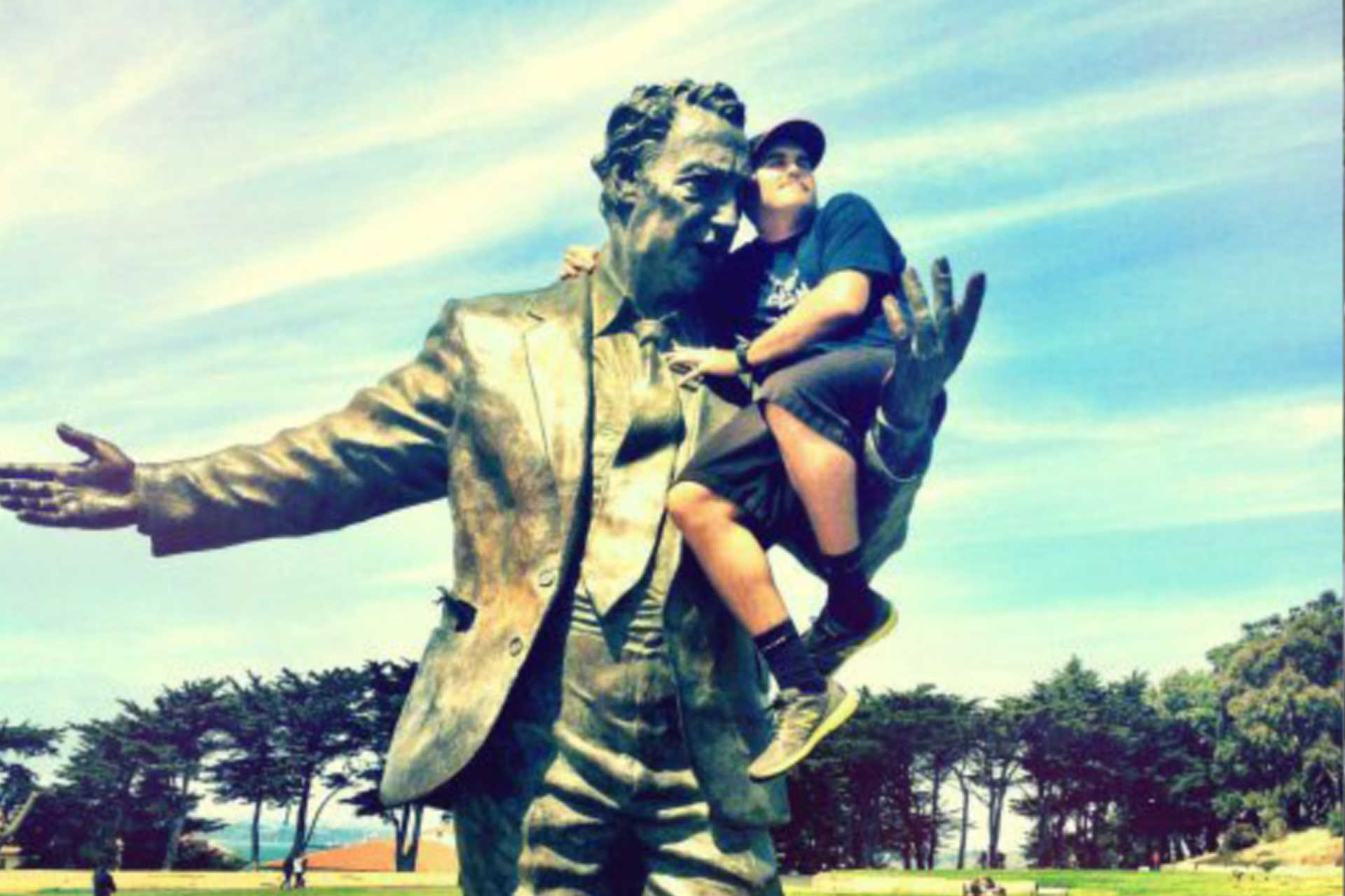 Hilarious photos of people posing with statues