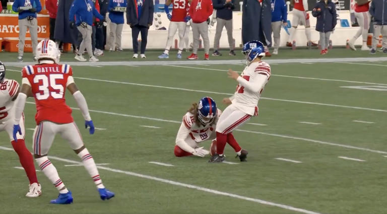 Giants Kicker Suffers Embarrassing Fail During Field Goal Attempt ...