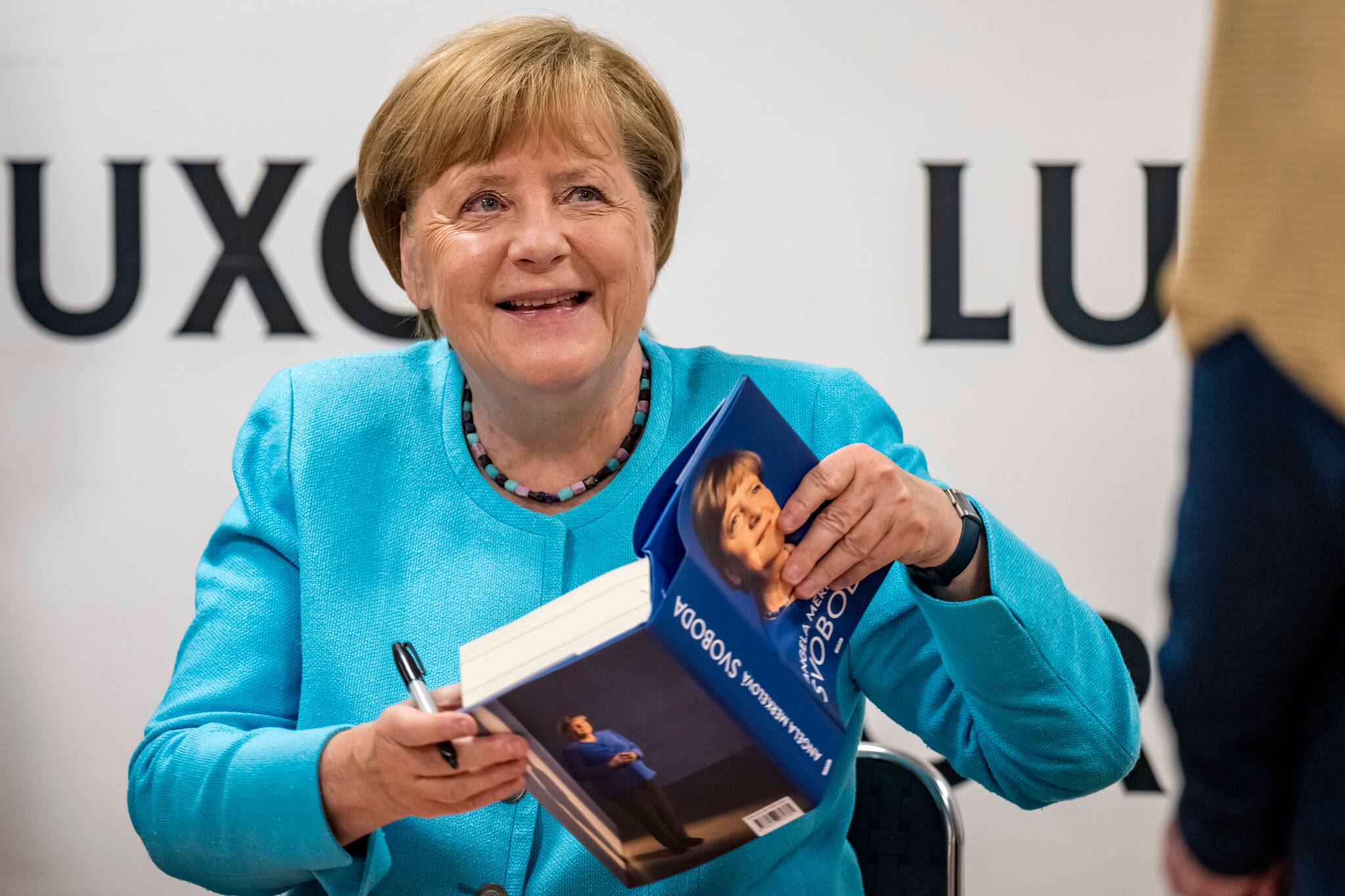 Angela Merkel kommt in „andere buchhandlung“: Rostocker stehen für ...