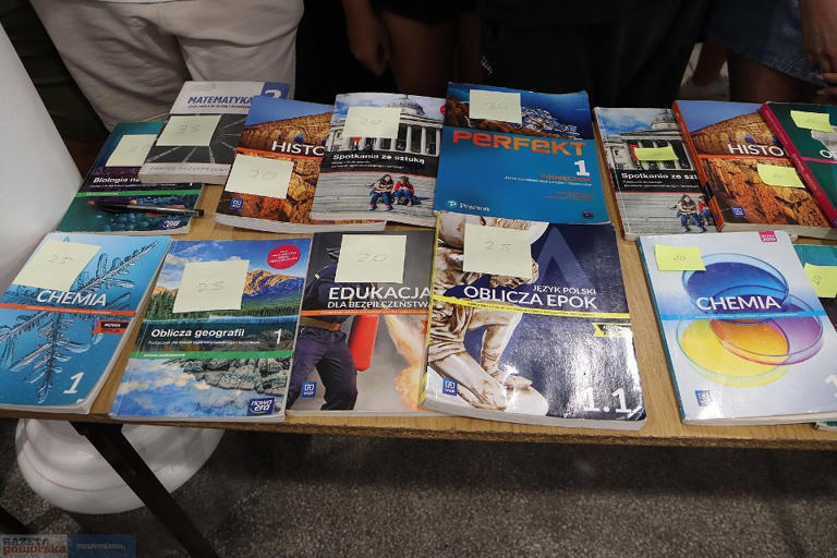 Zmiany w dotacjach dla szkół. Resort wyliczył, ile naprawdę kosztują podręczniki