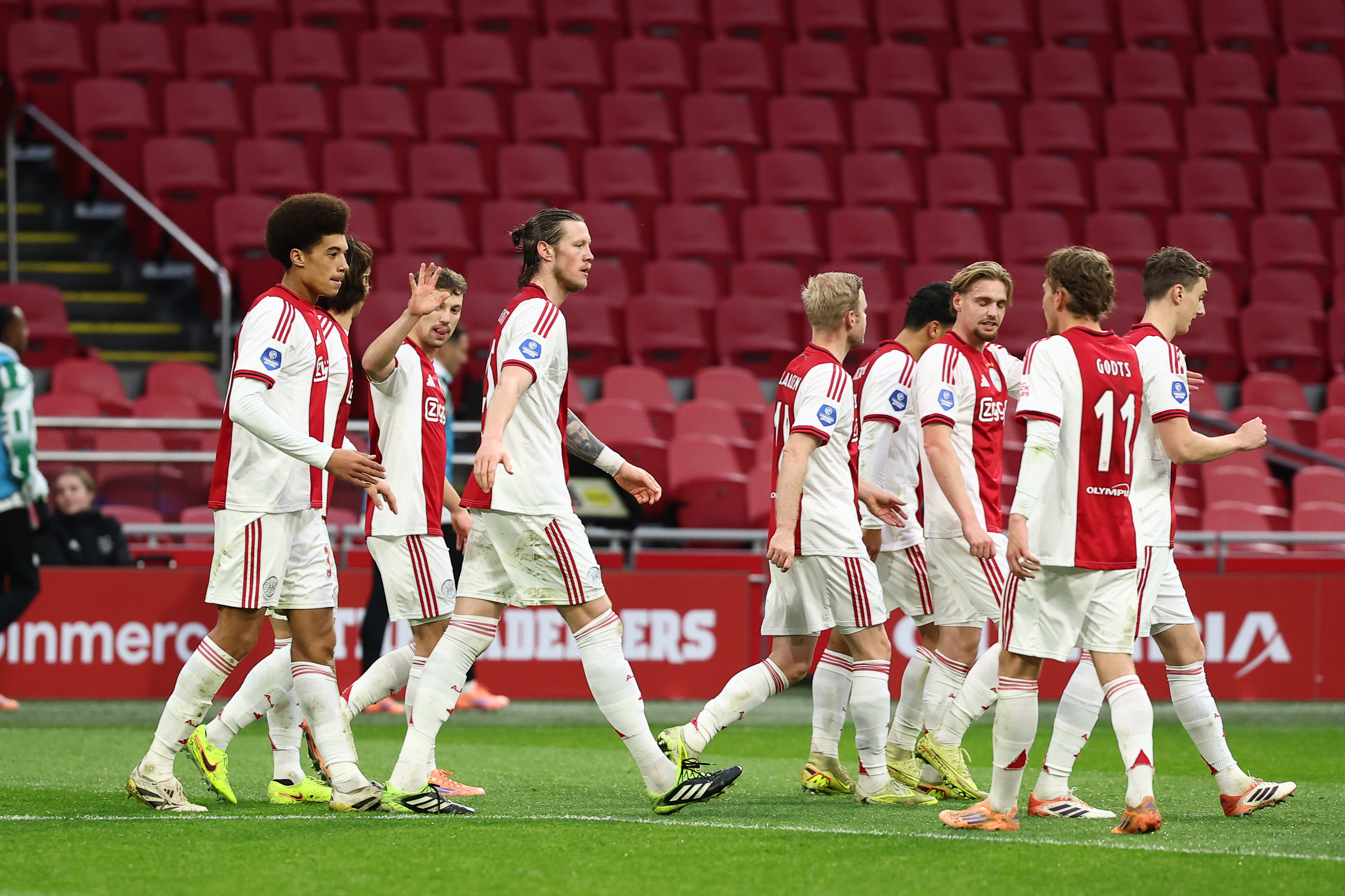 Ajax wint in lege Johan Cruijff Arena eerste wedstrijd sinds 26 oktober
