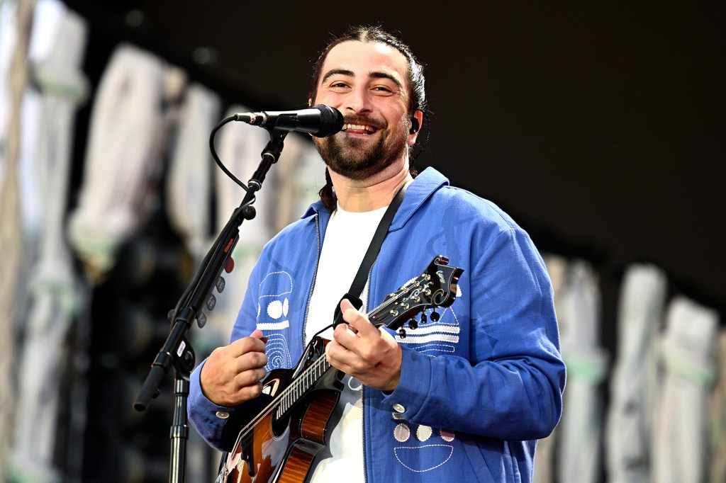 Noah Kahan reflects on massive year of 'change and adaptation' in Jan ...