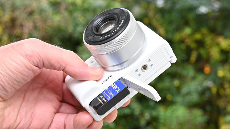 Yashica City 200 compact review: twice as good as City 100? It depends if 10x is better than 3x