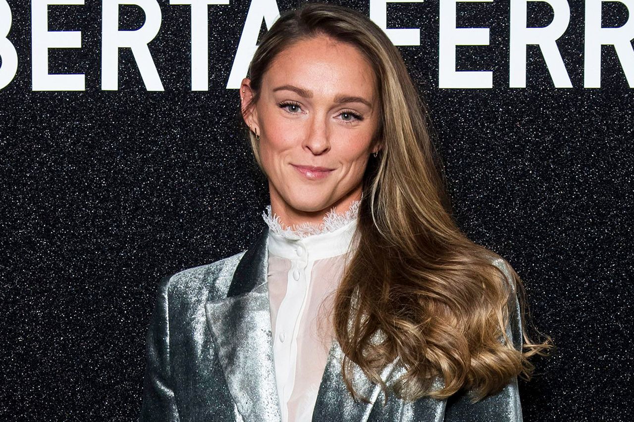 Kylie Kelce Blushes as Zookeeper Jokes About Playing Taylor Swift's ...