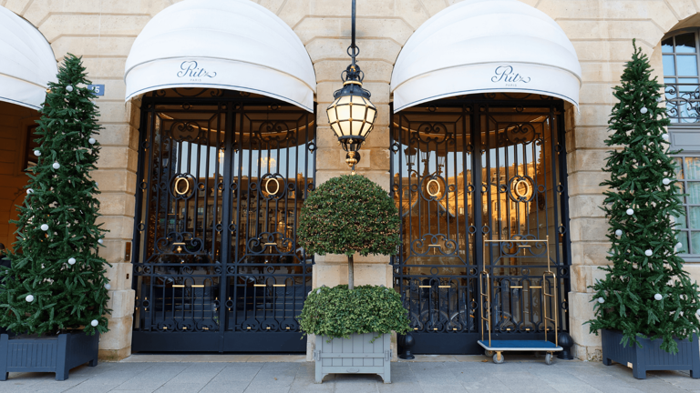 À Paris, le Ritz dévoile son adorable pop-up avec un ourson géant ...