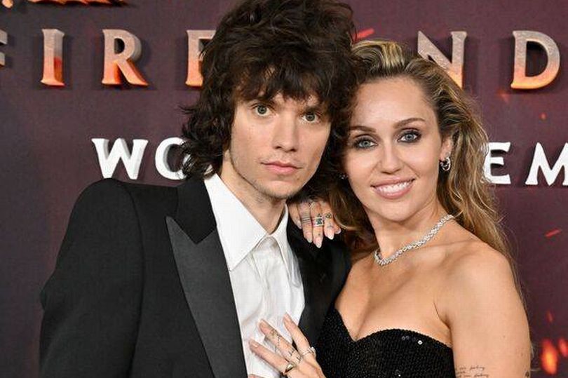 Miley Cyrus se 'compromete' con su novio Maxx Morando y luce un enorme ...