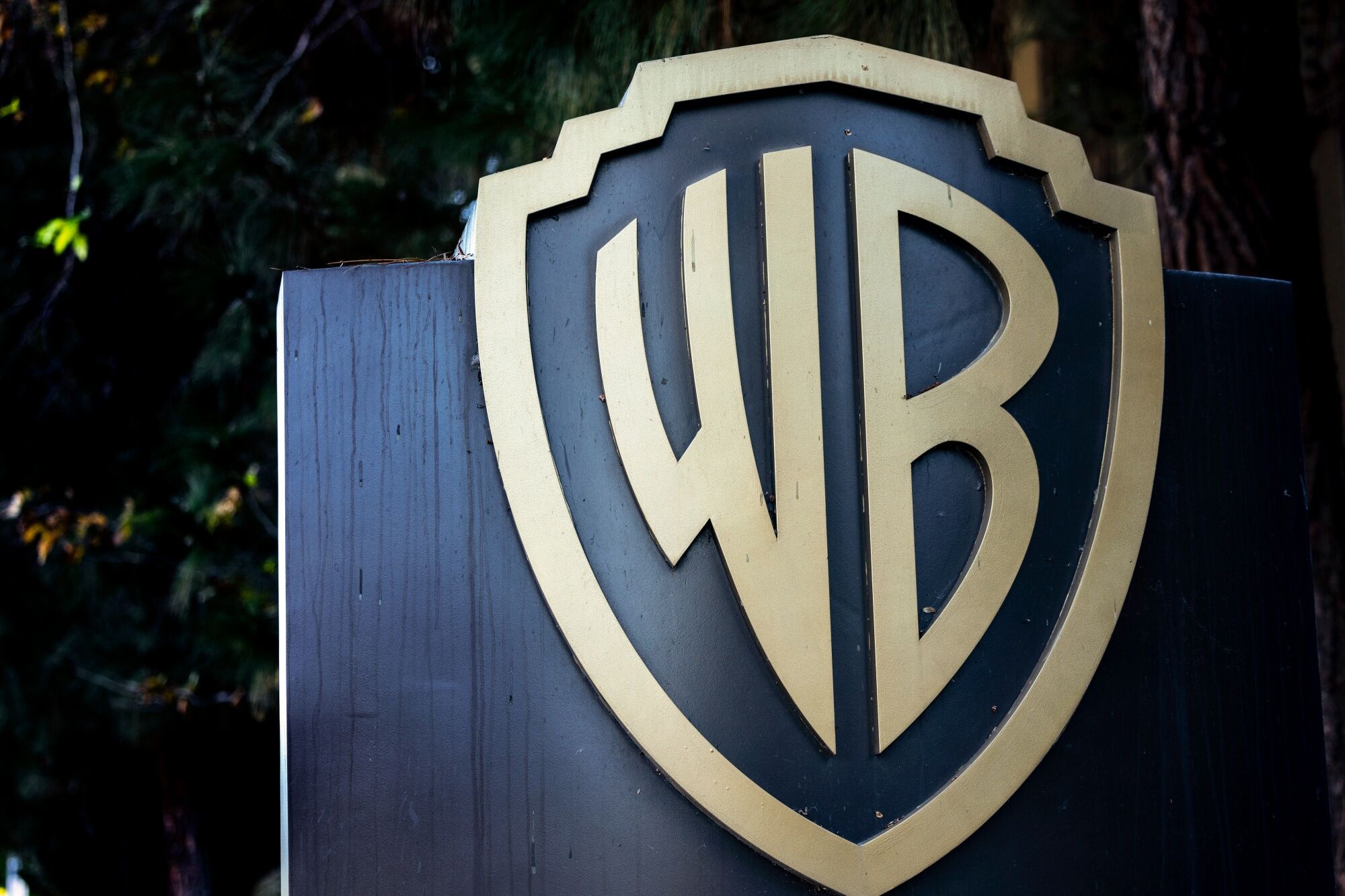 Comcast’s Bid Seeks to Merge NBCUniversal With Warner Bros.