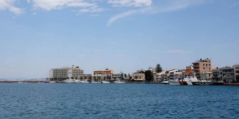 Χίος: Τούρκο με 160 κούτες λαθραία τσιγάρα συνέλαβε το Λιμενικό - Με ...