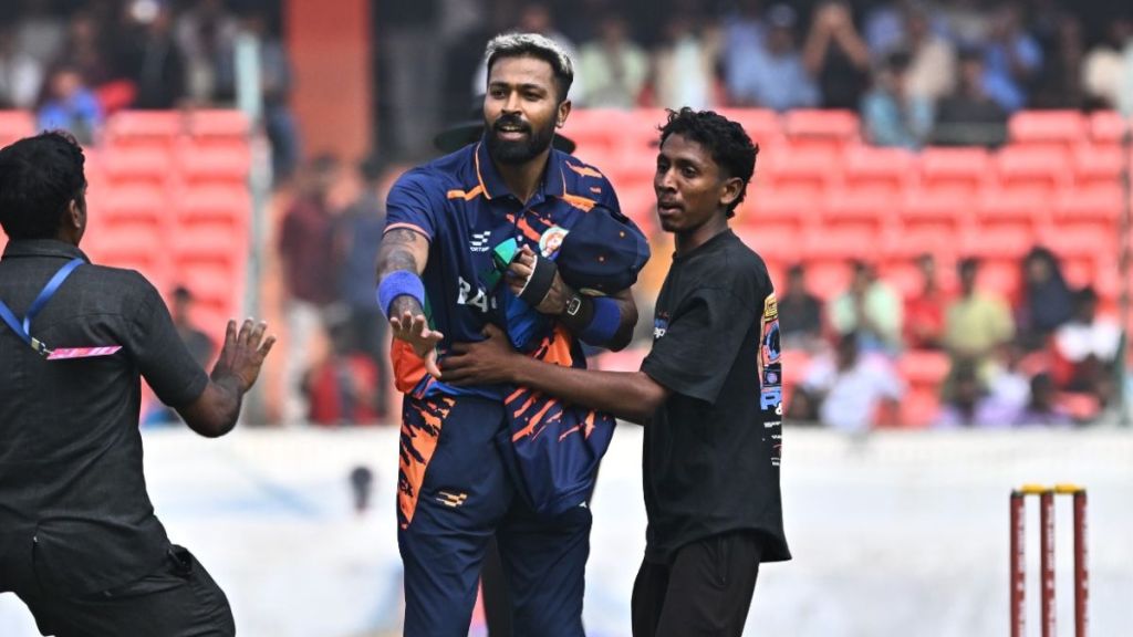 WATCH: Fan sprints onto field for selfie with Hardik Pandya, clip goes ...