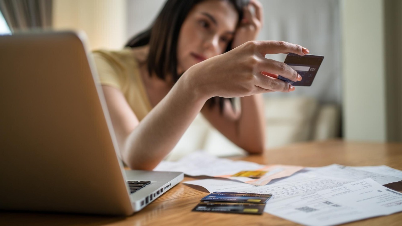 Credit card balances jump $27B in 3 months as late pays rise