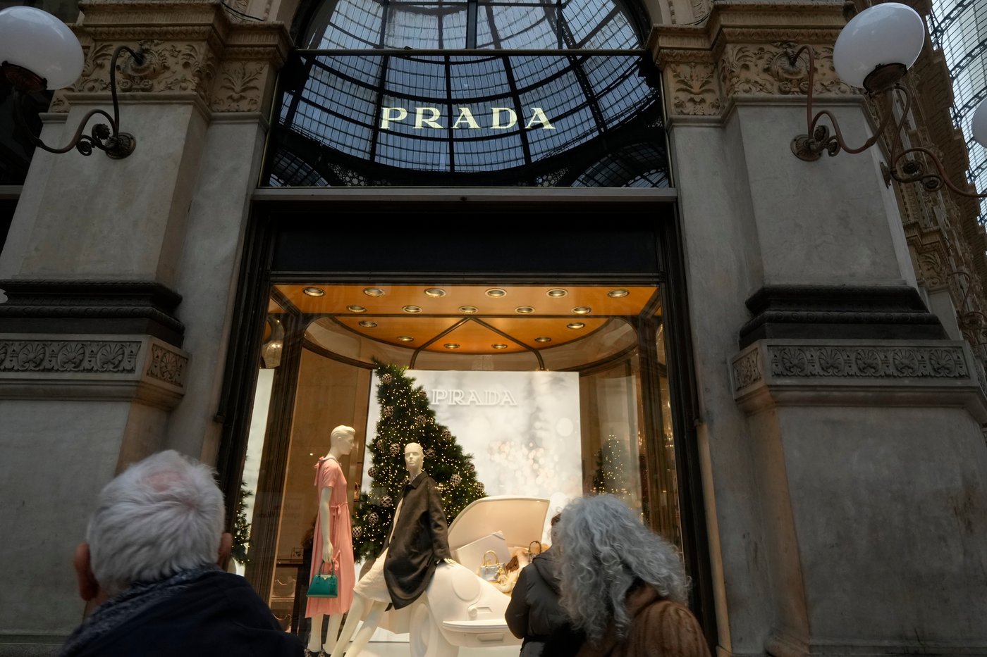 La marque minimaliste Prada rachète la marque maximaliste Versace pour 1,4 milliard