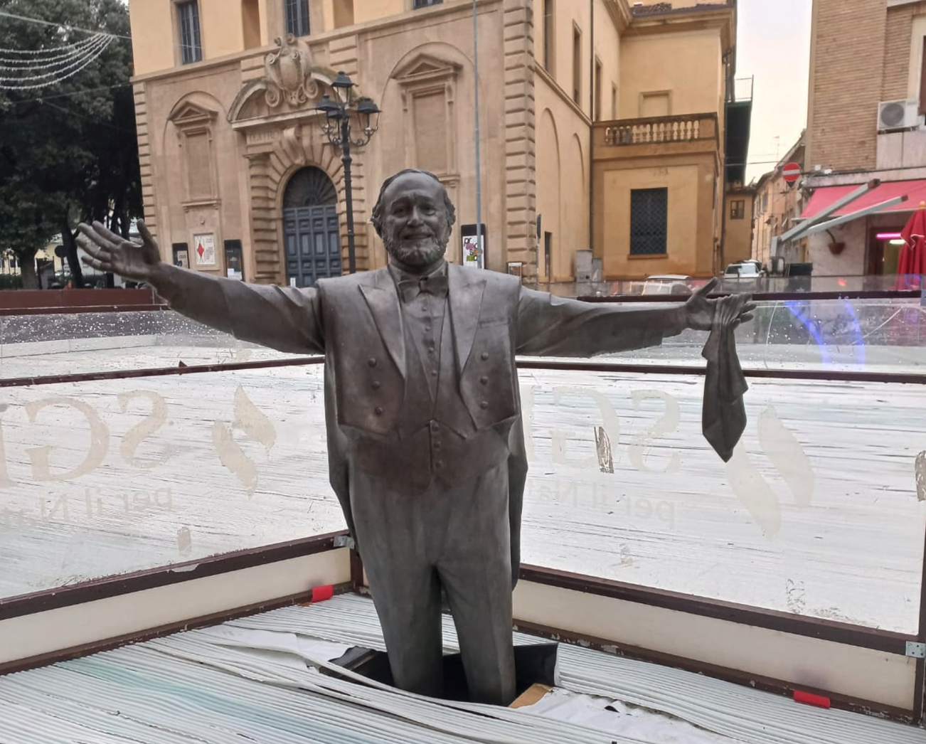 Ιταλία: Αγαλμα προς τιμήν του Παβαρότι «παγιδεύτηκε» σε παγοδρόμιο