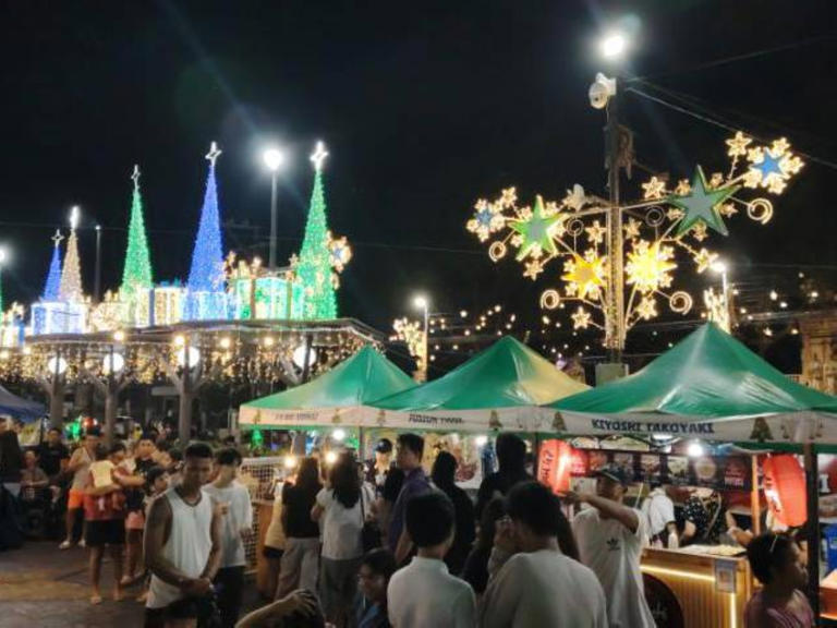 Thousands watch as Imus unveils Christmas lights