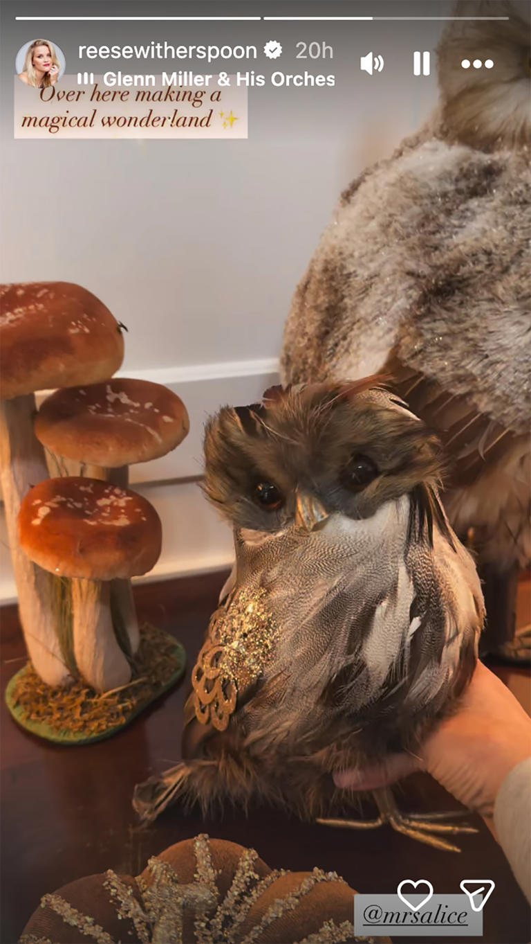 People Always Freak Out Over Reese Witherspoon's Amazing Christmas Tree ...