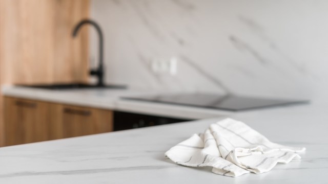 Woman demonstrates simple trick to get rid of stubborn kitchen stains ...