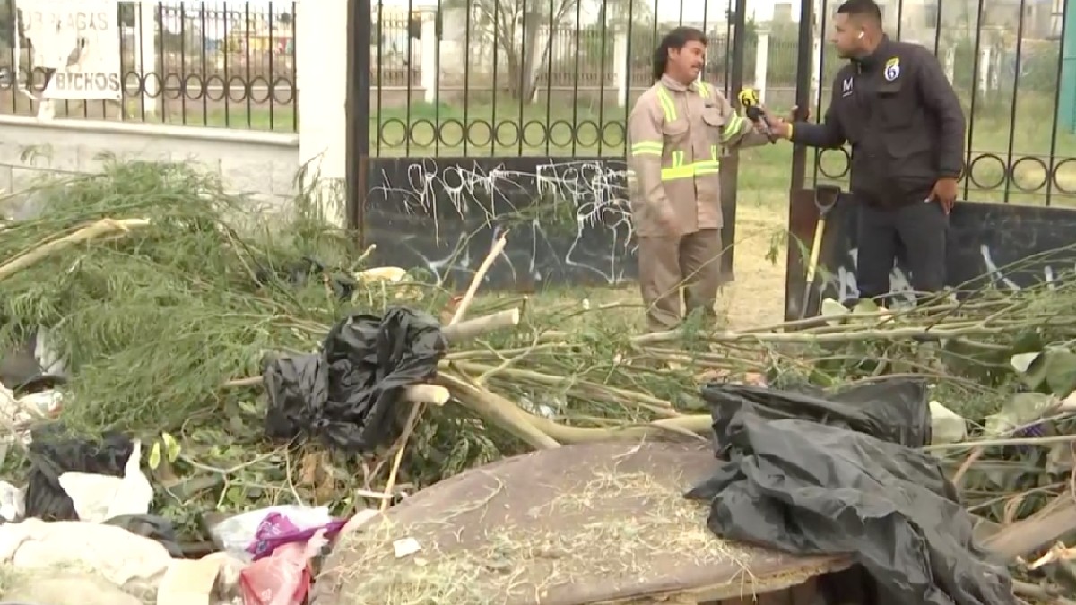 ¡Indignante! Empleado de Simas pasa horas limpiando basura en colonia ...