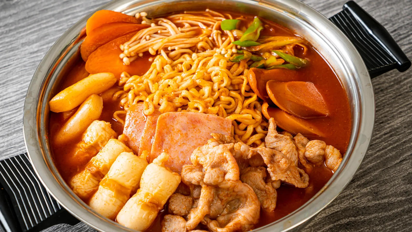 This hack turns a packet of instant noodles into 12 different dinners