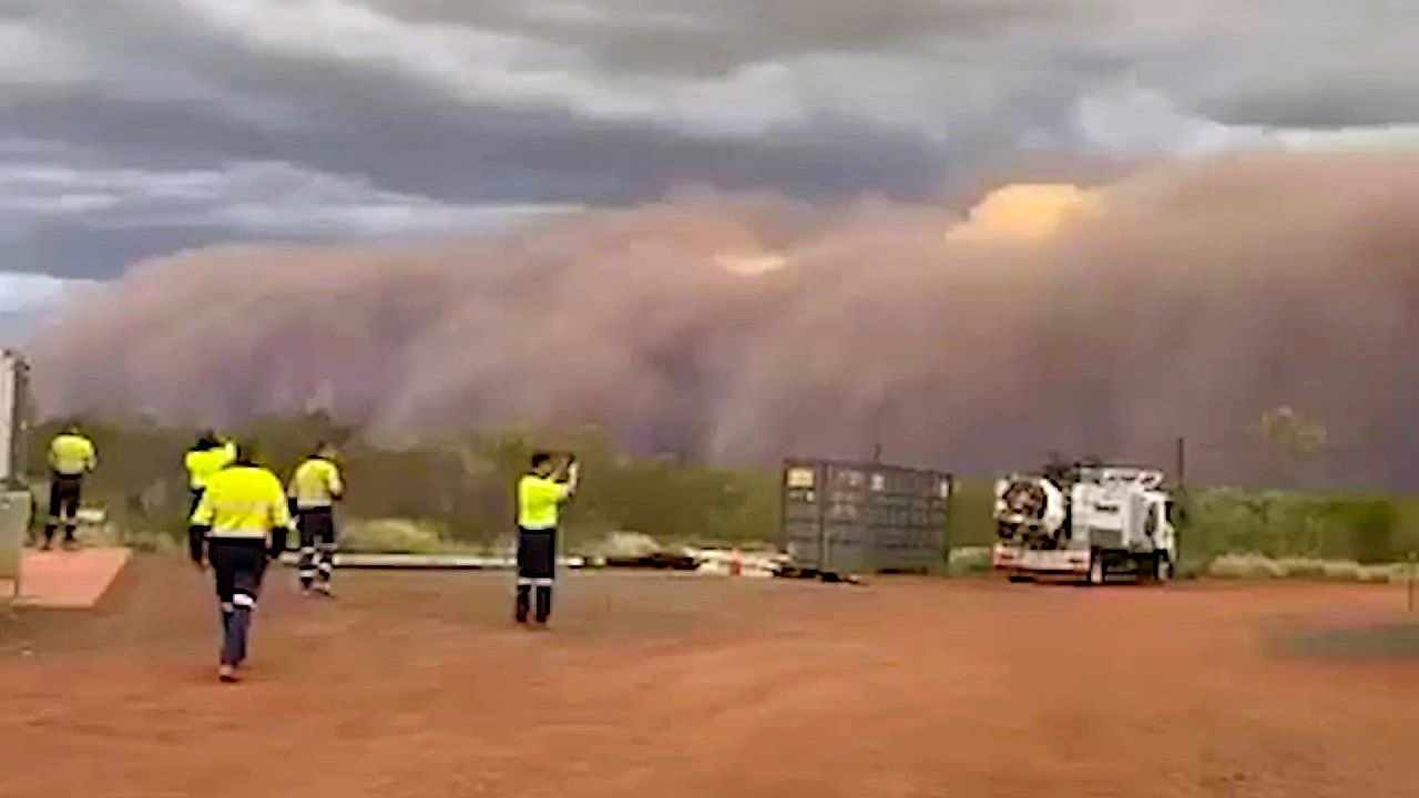 Massive dust storm unleashes 'wall of sand' in Australian desert