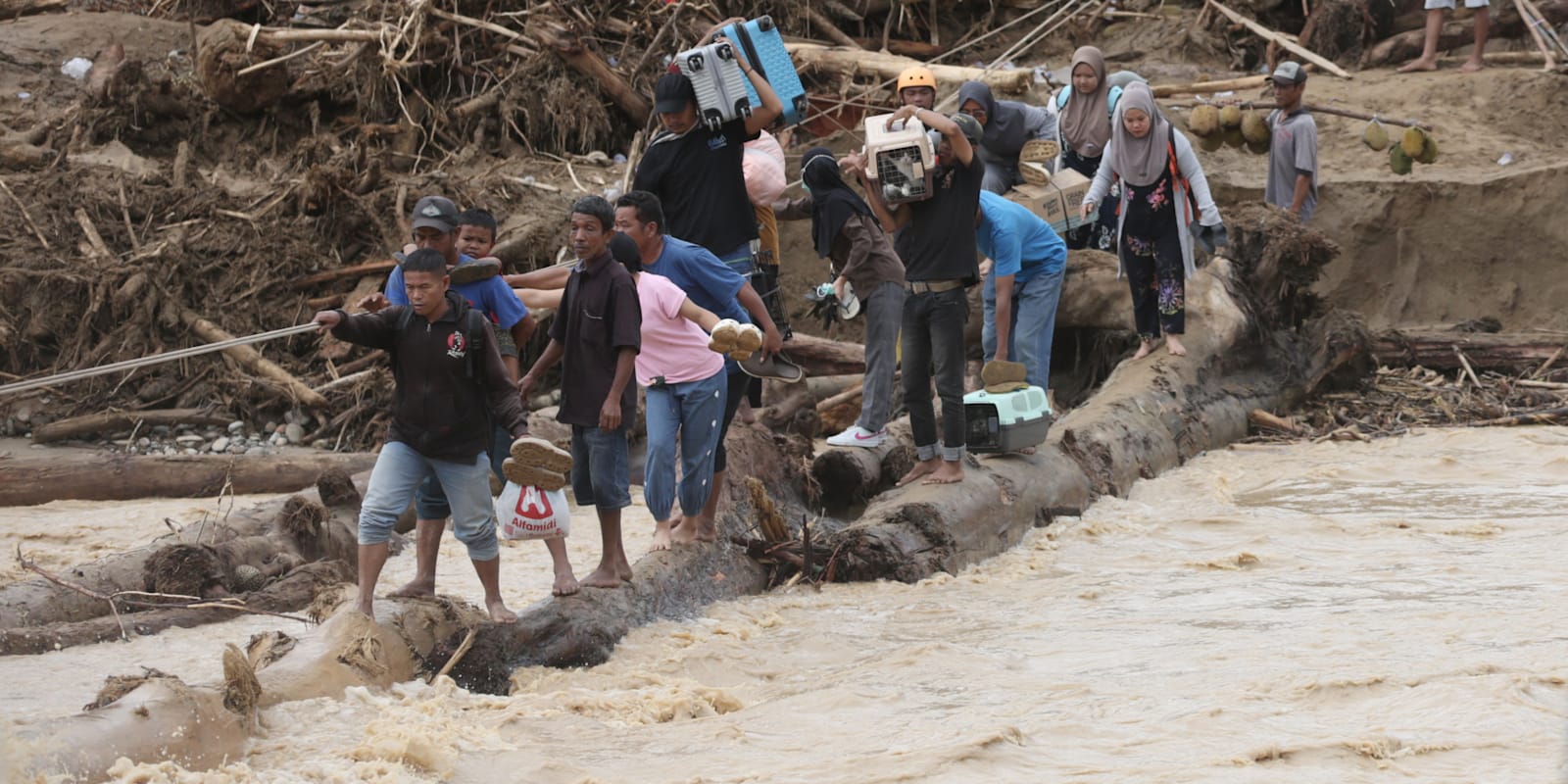 Aminah, 63, klättrade upp på taket och överlevde: ”Många hus sveptes med”