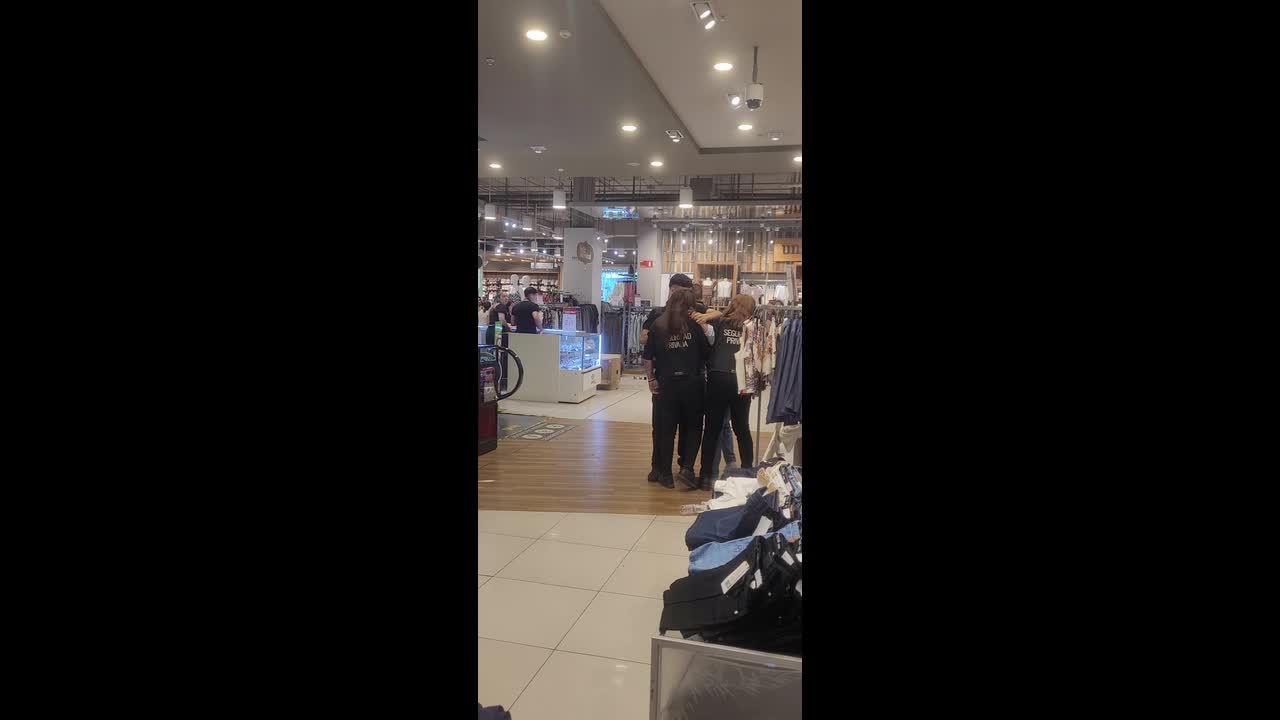 Shoplifting confrontation inside mall in Santiago, Chile