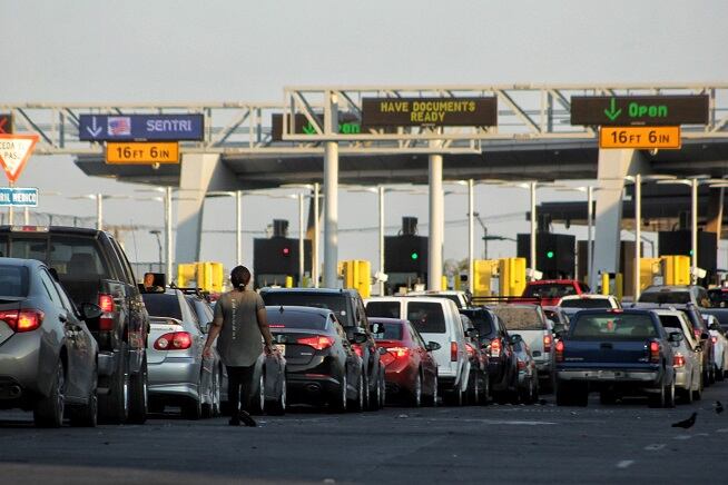 Tiempos de espera superan la hora para cruzar a Calexico este viernes