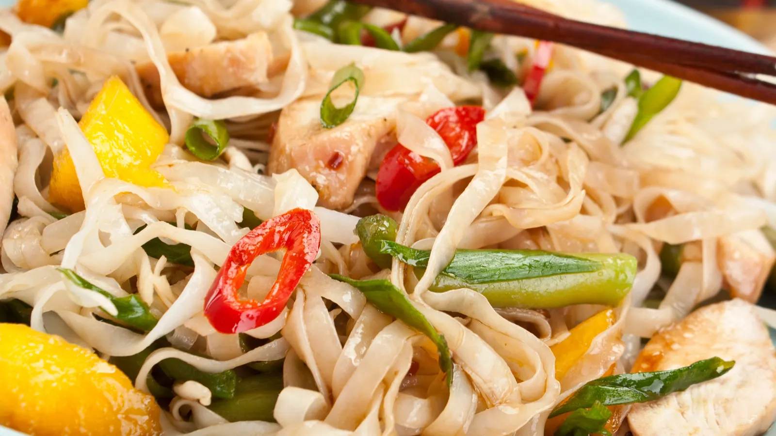 This hack turns a packet of instant noodles into 12 different dinners