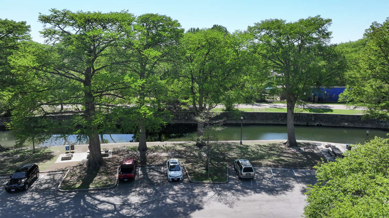 Throwing shade: San Antonio says it wants trees. Its policies say ...