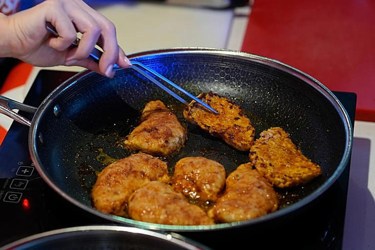Viral posts mislead on Italy's 'lab-grown meat' ban