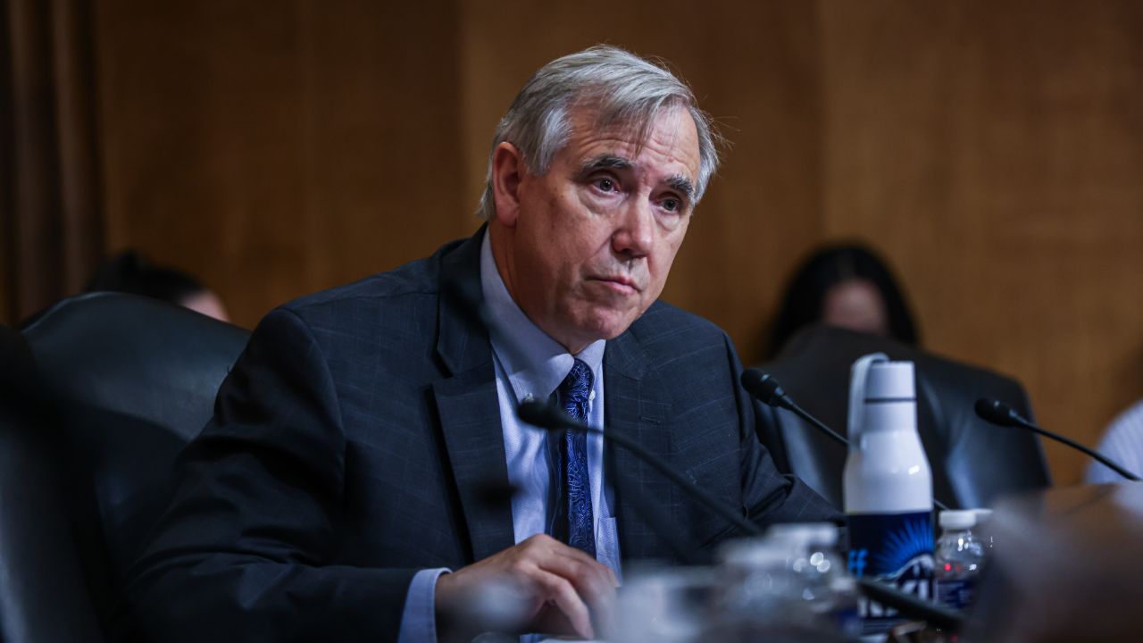 Democratic senators move to block Trump $1 coins from Treasury ...