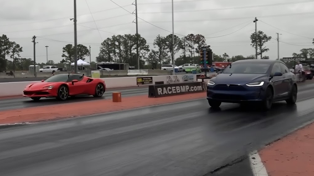 Ferrari SF90 vs Tesla Model X Plaid 1,000 HP battle