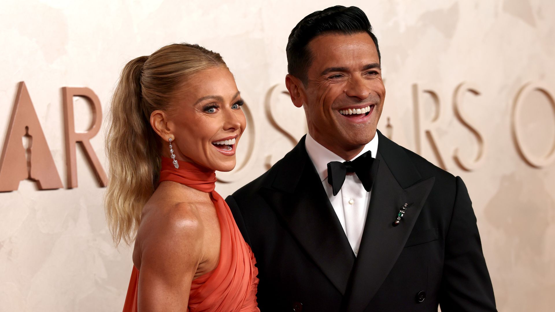 Kelly Ripa and Mark Consuelos' Christmas card snub has their kids ...