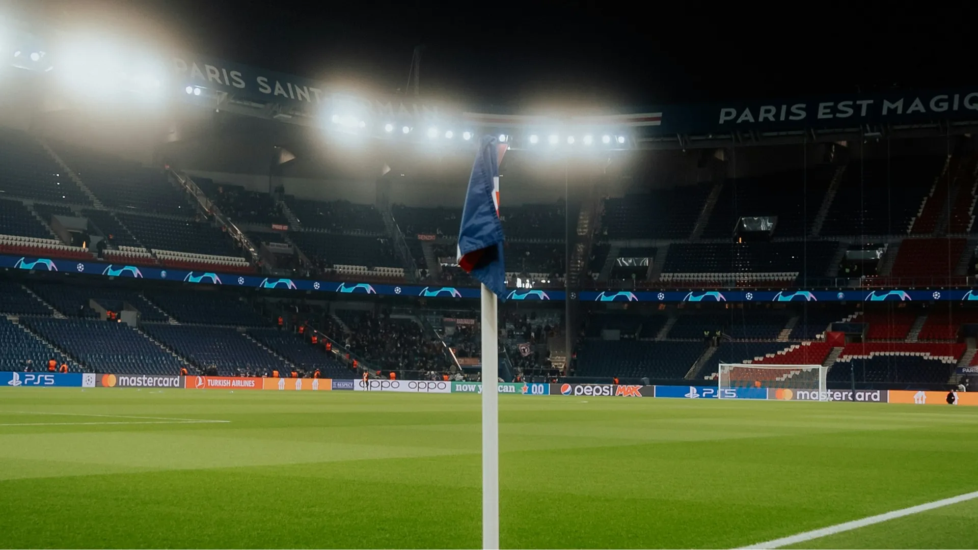 Kassa bij PSV en Ajax: zoveel miljoenen verdienen de clubs in de ...