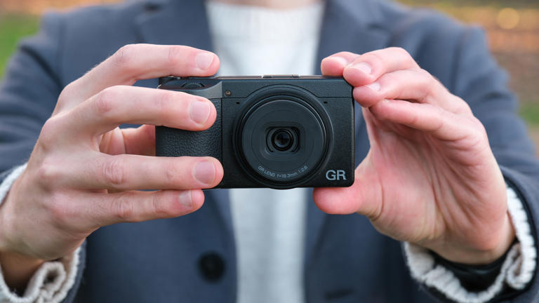 This mirrorless beat out even the most popular compact camera – and it ...
