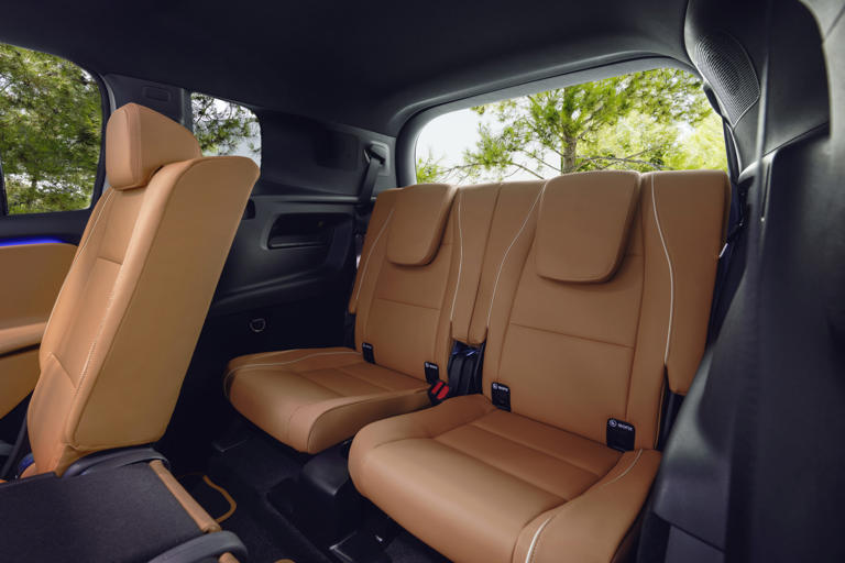 Mercedes-Benz introduces redesigned GLB with expanded electric range ...