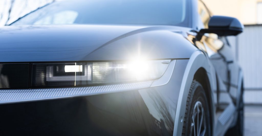 Mörkerkörningens dolda risk – och misstaget många bilförare gör