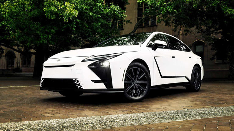 Lexus ES 350h: A luxurious rival to the BMW 3 Series