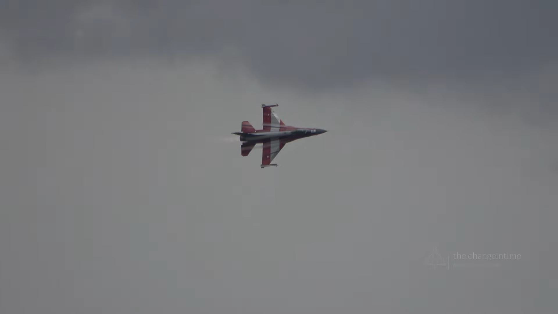 How a single F-16 display reminded everyone why this jet refuses to fade