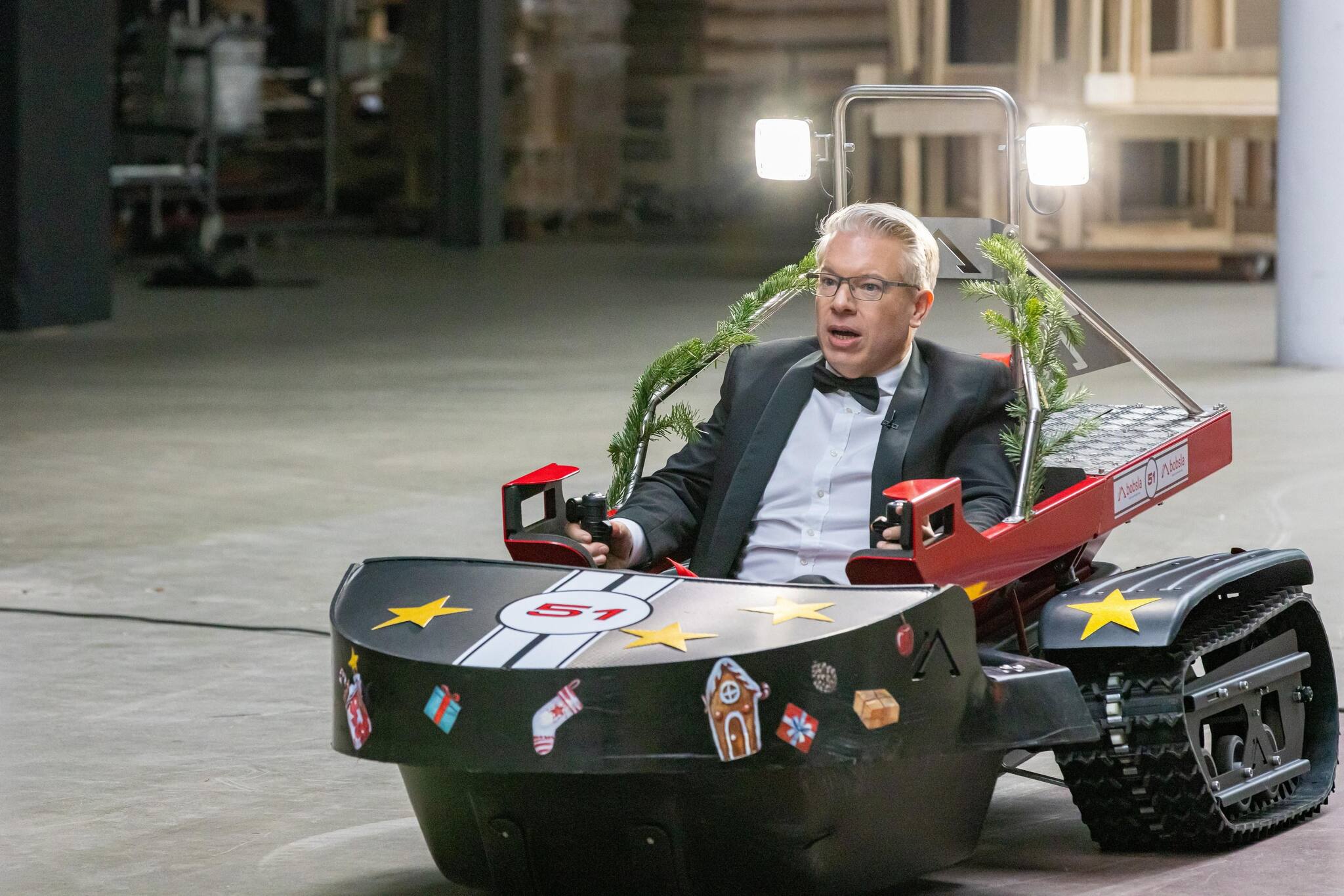 Frank Thelen stößt mit E-Schneemobil gegen Tor