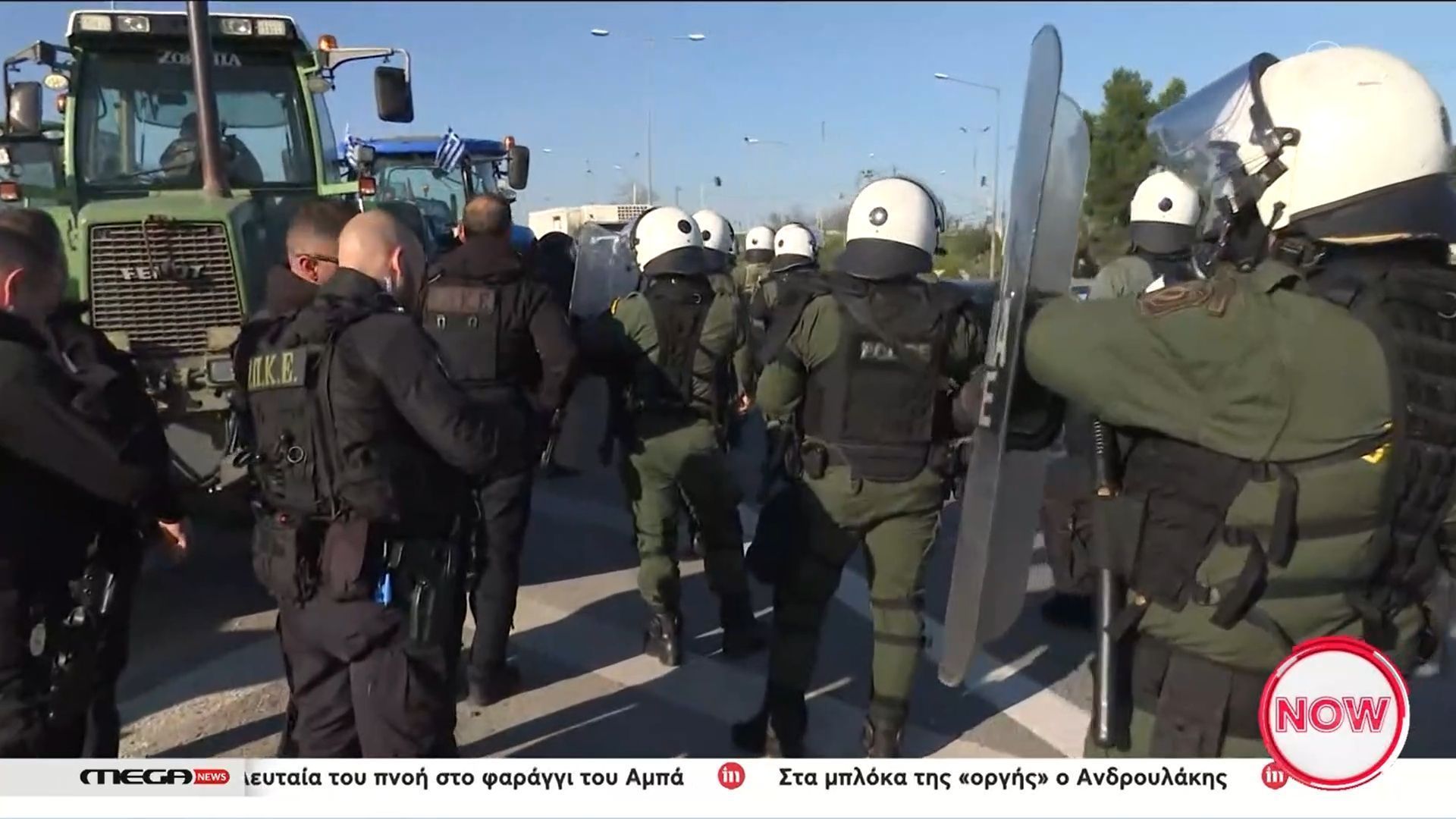 Έκοψαν το δρόμο οι αγρότες και άναψαν καπνογόνα στα Πράσινα Φανάρια
