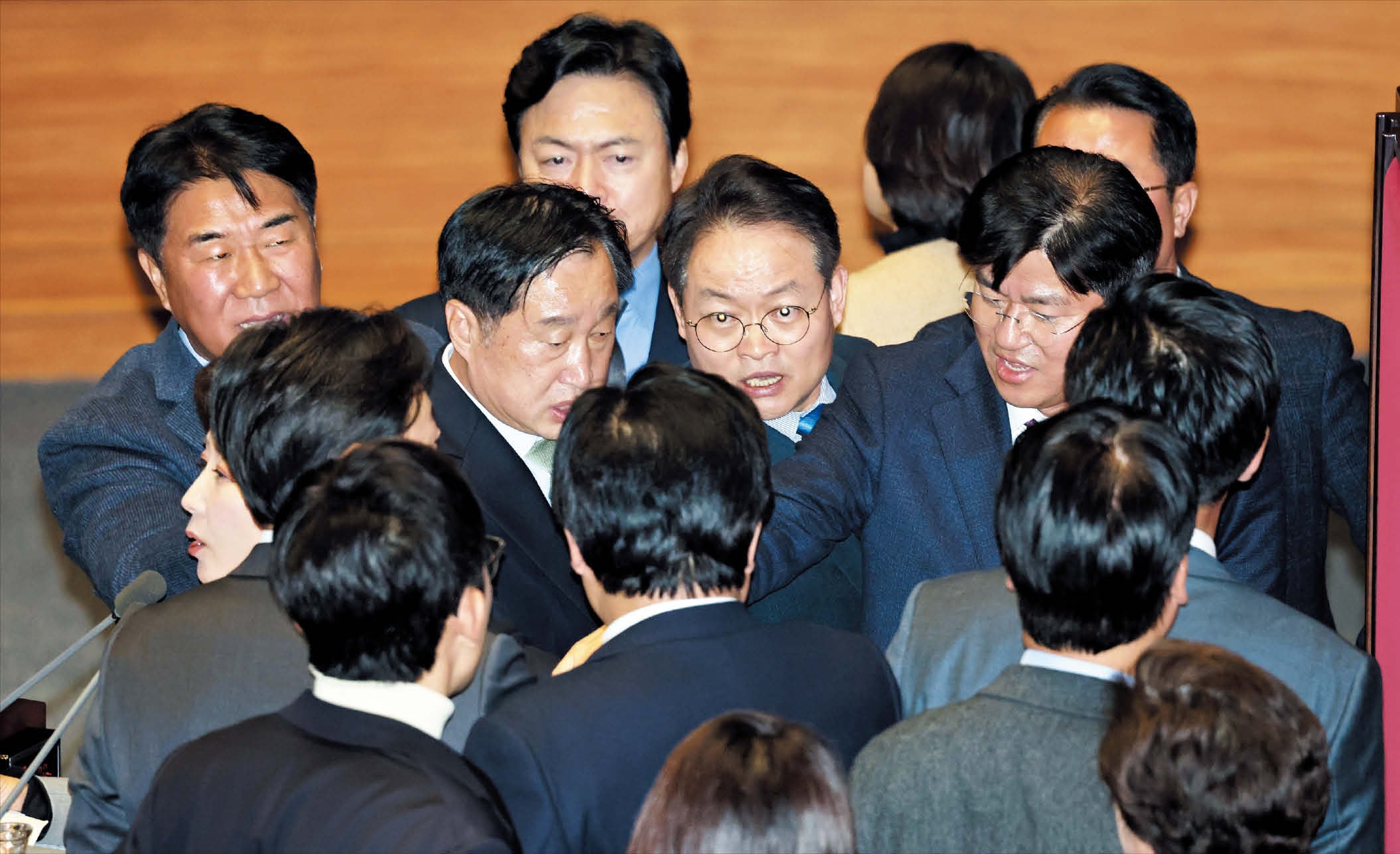 Speaker Woo Won-shik cuts microphone, ends 61-year filibuster