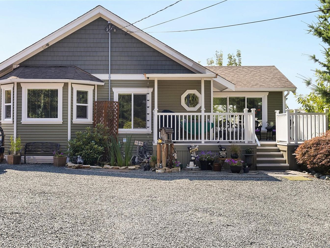 Customized 1920 retreat in North Cowichan, British Columbia with a ...