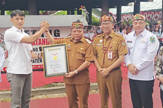 Kapuas pecahkan rekor MURI bermain kecapi sambil bersenandung karungut