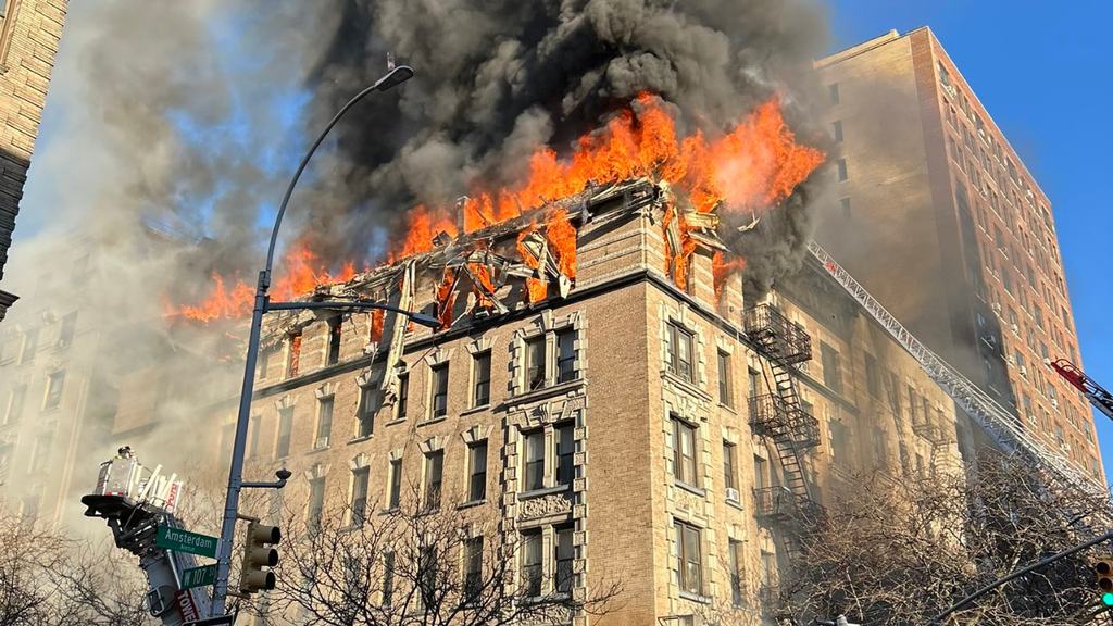 6 injured when fire in Manhattan causes part of roof to collapse ...