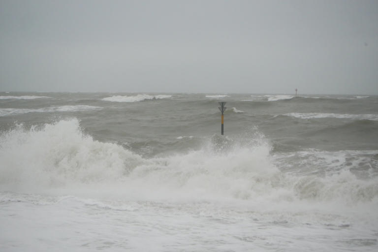 Dramatic pictures show stormy seas hitting the Hampshire coast as ...