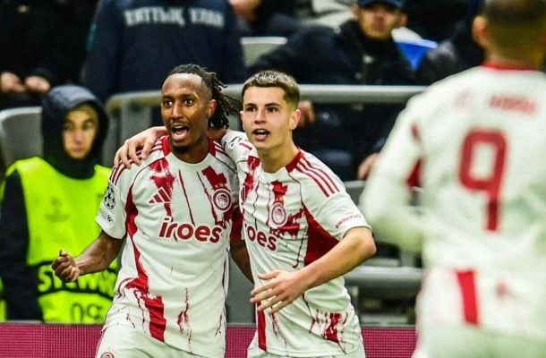 Olympiacos vence o Kairat e segue com chances de avançar na Champions