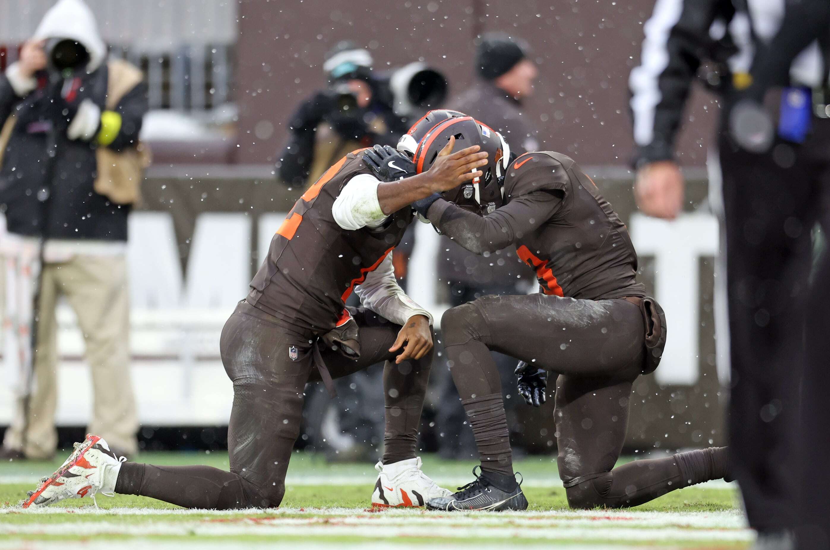 Kevin Stefanski names Shedeur Sanders his starter for the final 4 games ...