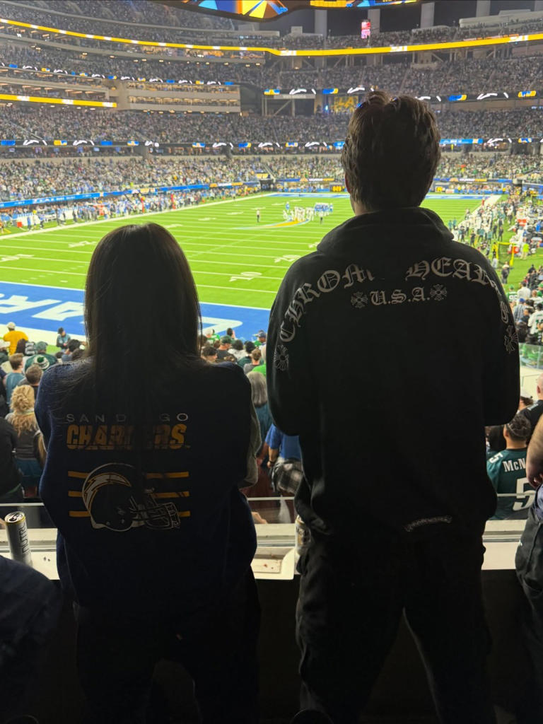 Madison Beer brings mom and brother to boyfriend Justin Herbert’s ...