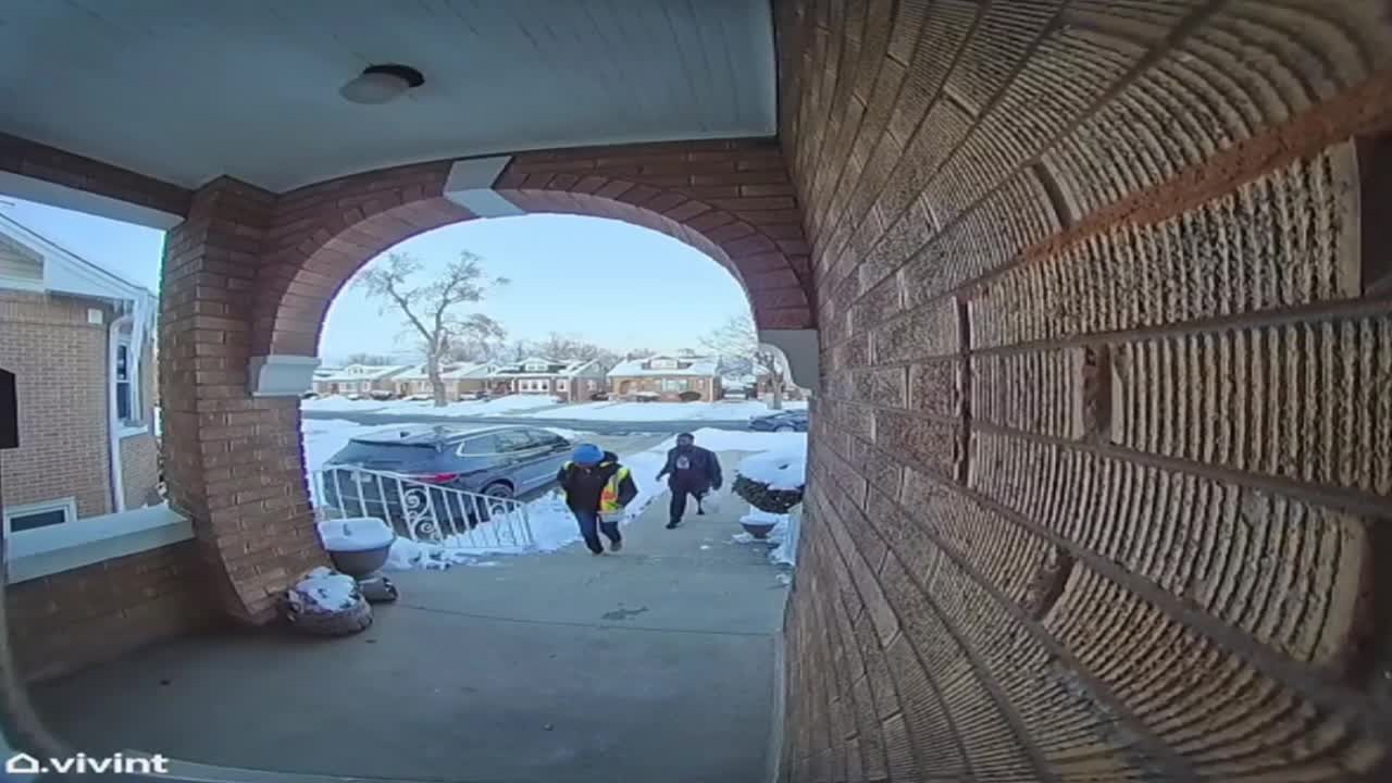 Man accidentally hits head on screen door in Bellwood, Illinois, USA